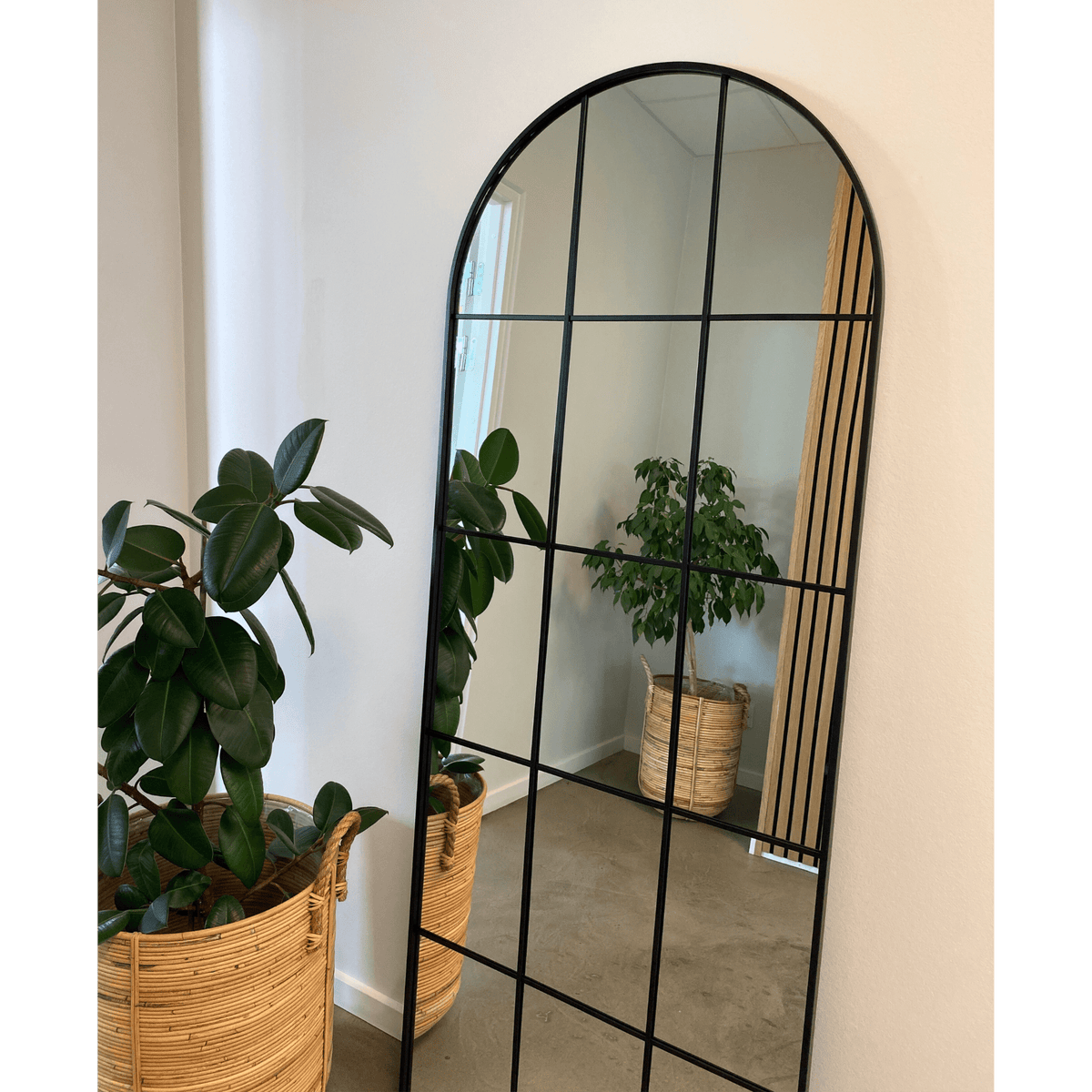 Mia - New yorker spejl med buning i sort med gitter | 70 x 180 cm ...