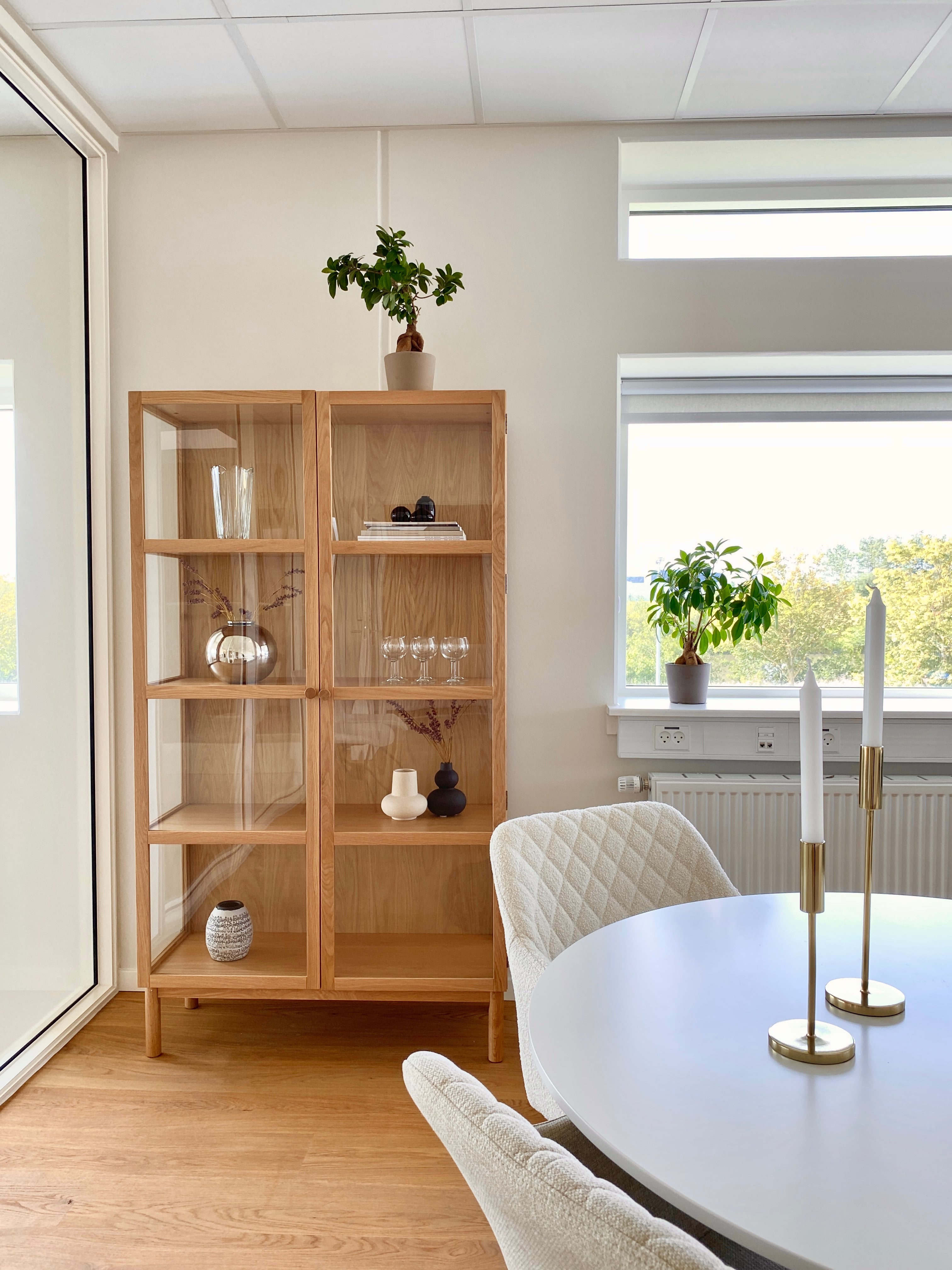 Havana - Vitrineskab i egetræ med 2 låger | 180x40x100 cm– Nimara.dk