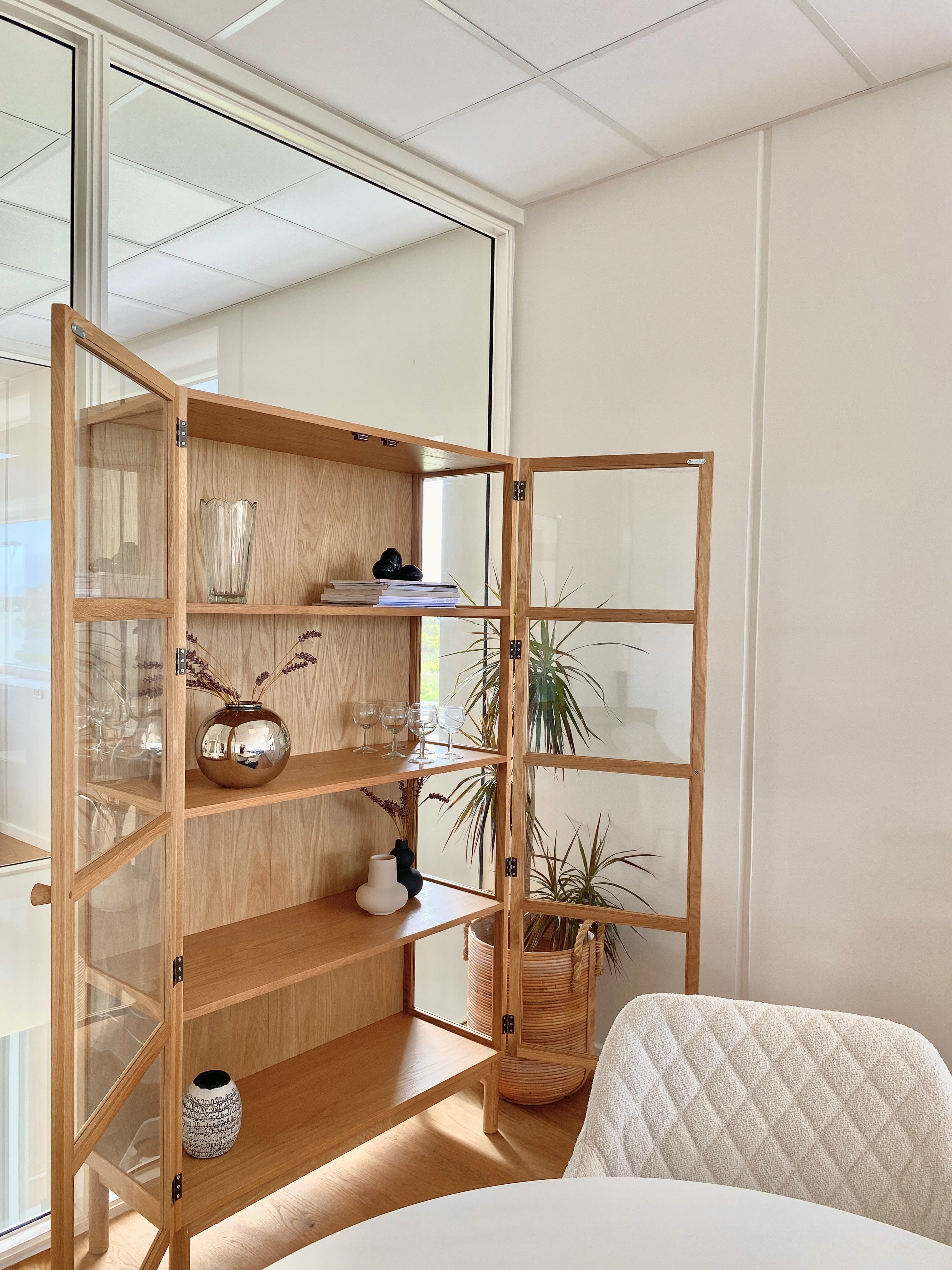 Havana - Vitrineskab i egetræ med 2 låger | 180x40x100 cm– Nimara.dk