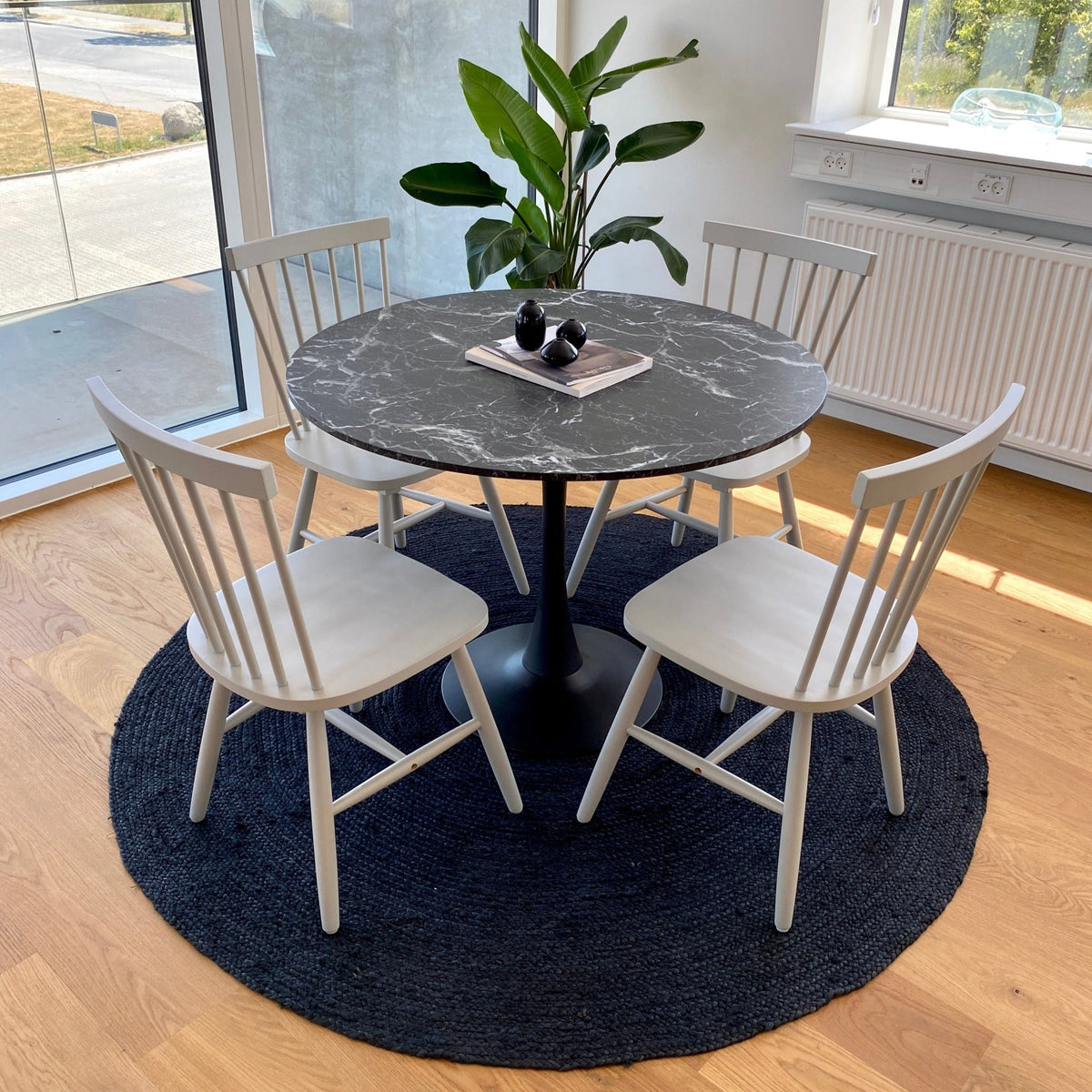 Zander - Rundt sort marmor-look spisebord med trompetfod | Ø100 cm