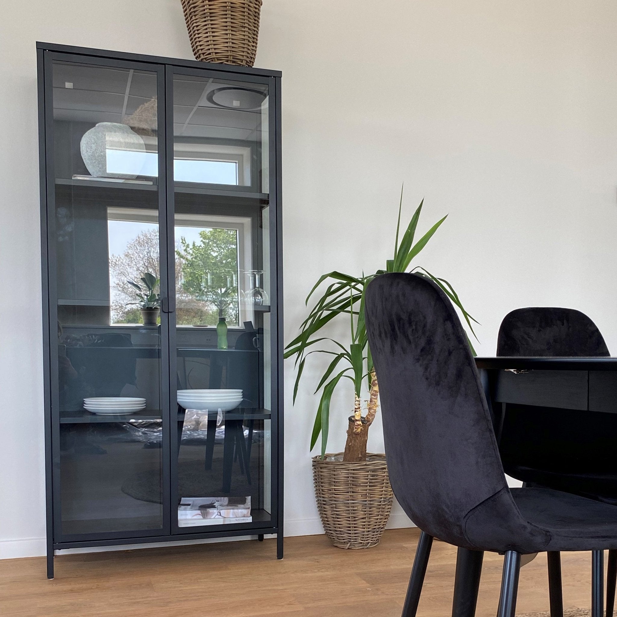 Herman - Skænk/vitrineskab i sort stål med 4 glaslåger